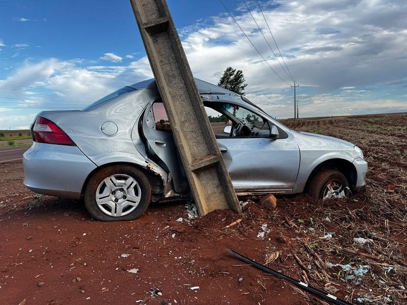 Veículo sai da rodovia e bate em poste entre Nova Santa Rosa e Novo ...