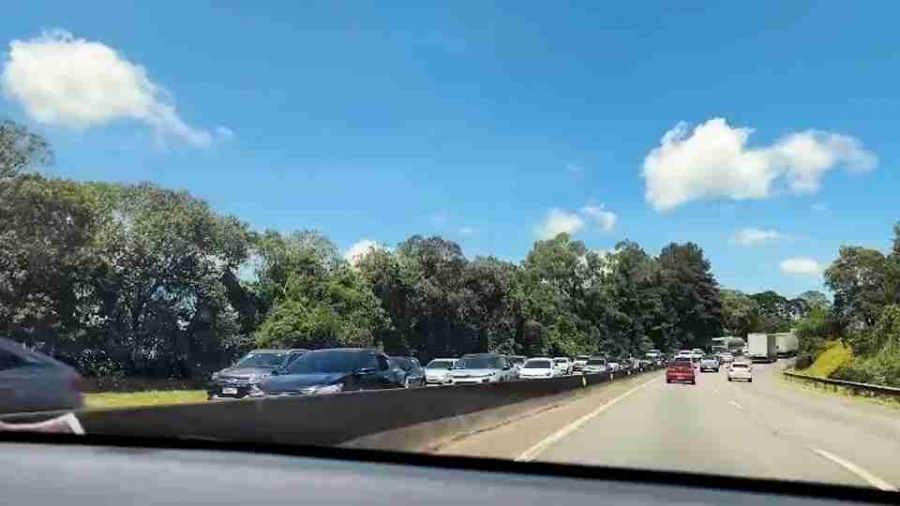 Trânsito intenso é registrado na BR-376 em direção ao litoral do Paraná ...